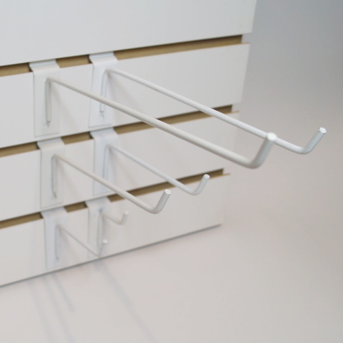 GANCHO SPACEWALL / SLATWALL BLANCO - San Miguel Madera | Creamos espacios que inspiran